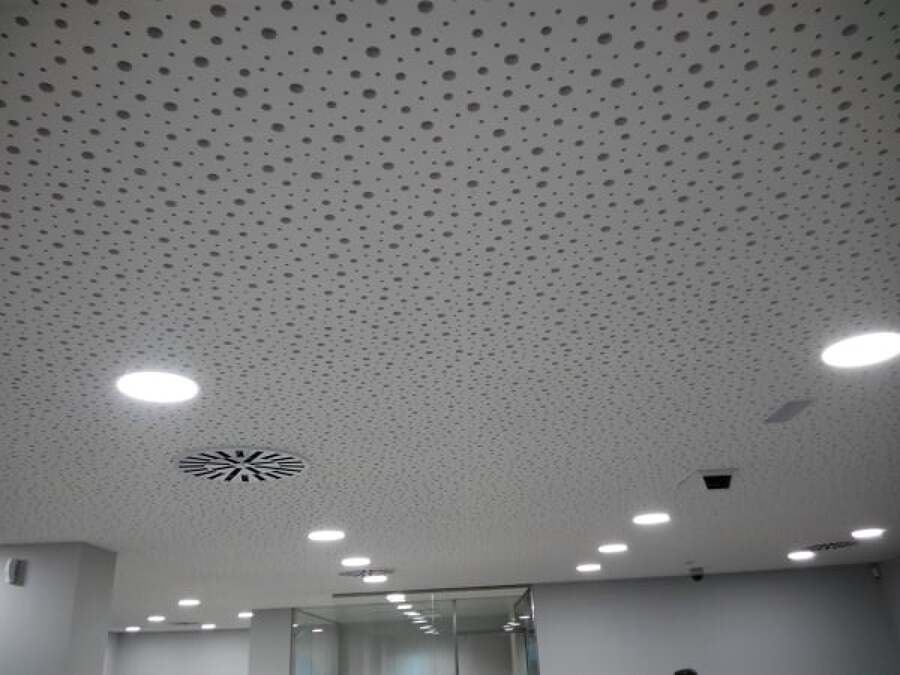 ¿Cuánto cuesta instalar un techo acústico? [Precios m² en 2025]