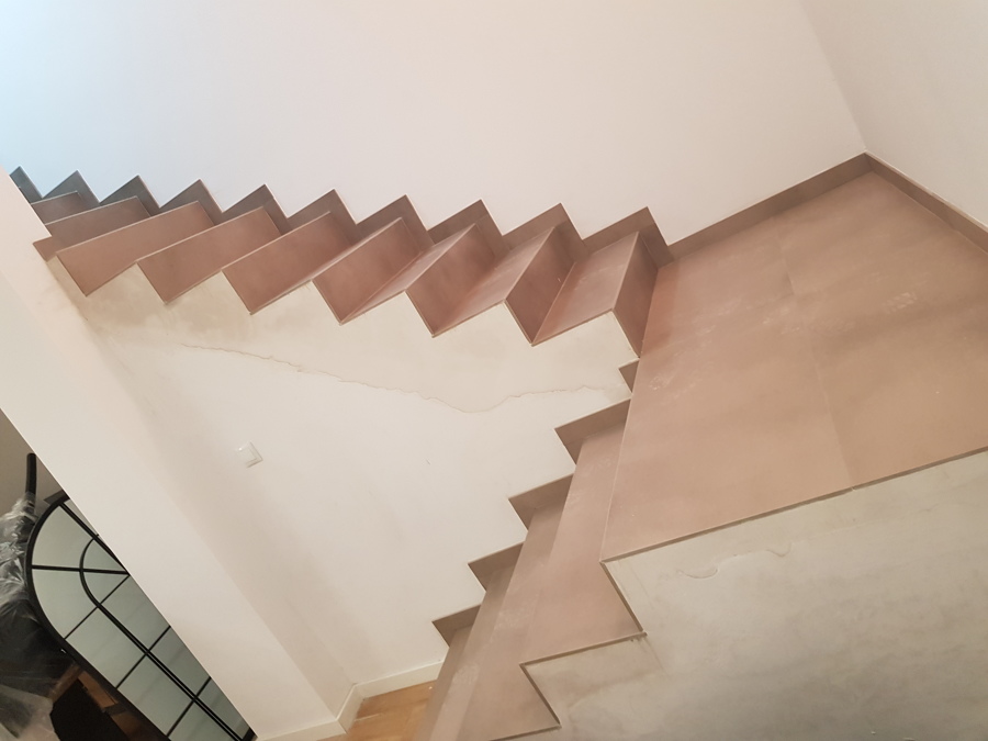 Foto: Escalera de Revestimiento Porcelanico 2 de Unireformas #2162257 ...