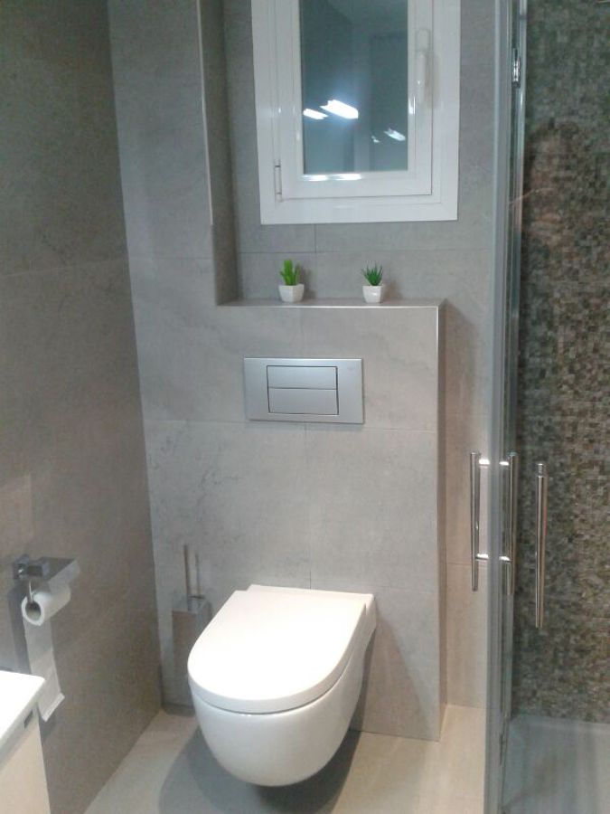 Foto: Baño con Wc Roca Suspendido de Instalaciones Y Rehabilitaciones ...