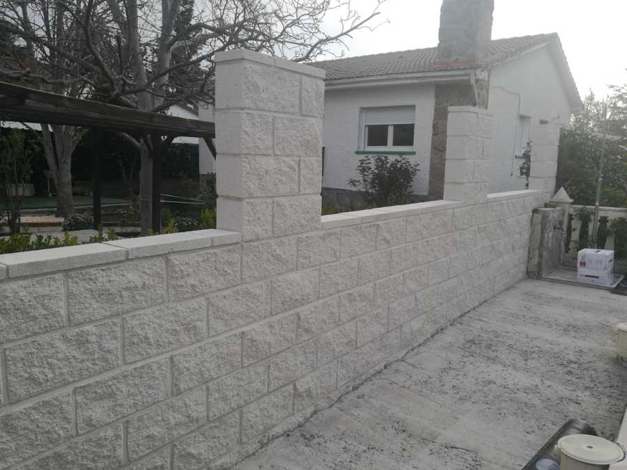 Foto: Cerramiento Jardín con Bloque de Jegumar Construcciones #2712961 ...