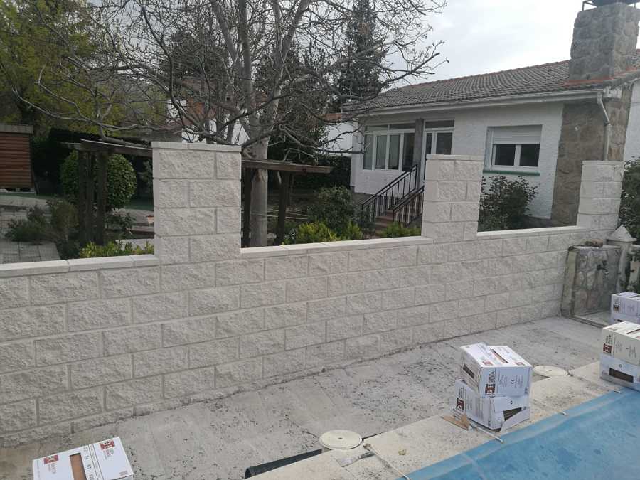 Foto: Cerramiento Jardín con Bloque de Jegumar Construcciones #2712963 ...