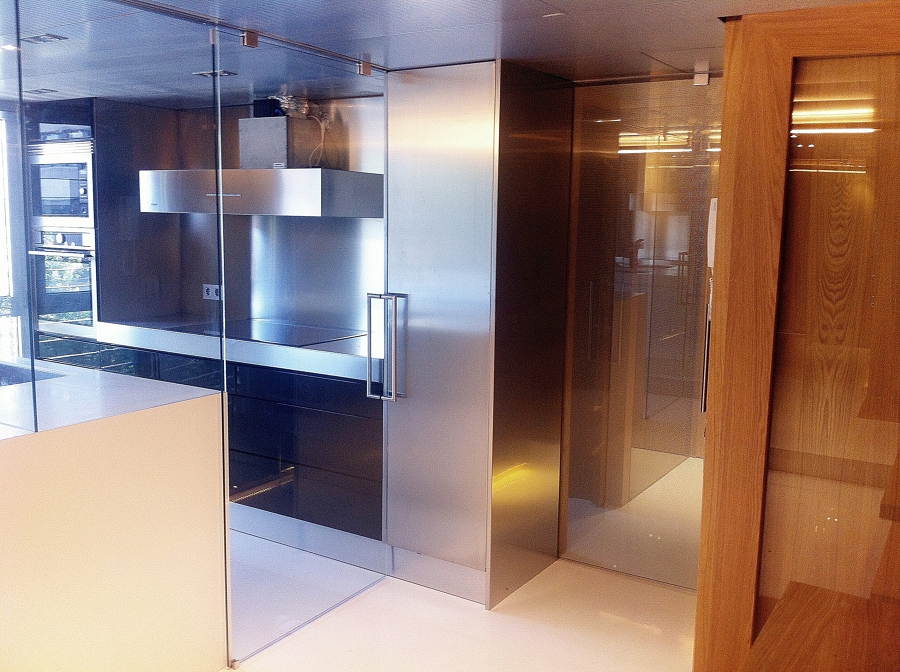 Foto: Cocina Americana con Paneles y Puertas de Cristal Securit de ...