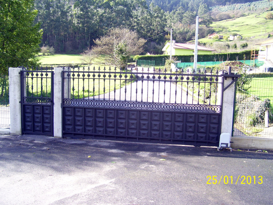 Entrada Principal De Una Finca De Lujo