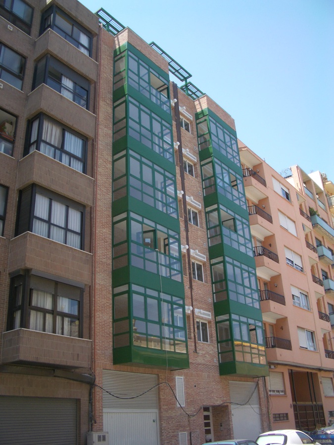 Foto: Fachada Principal de Edificio Plurifamiliar de Nueva Construcción de Campos & Royo ...