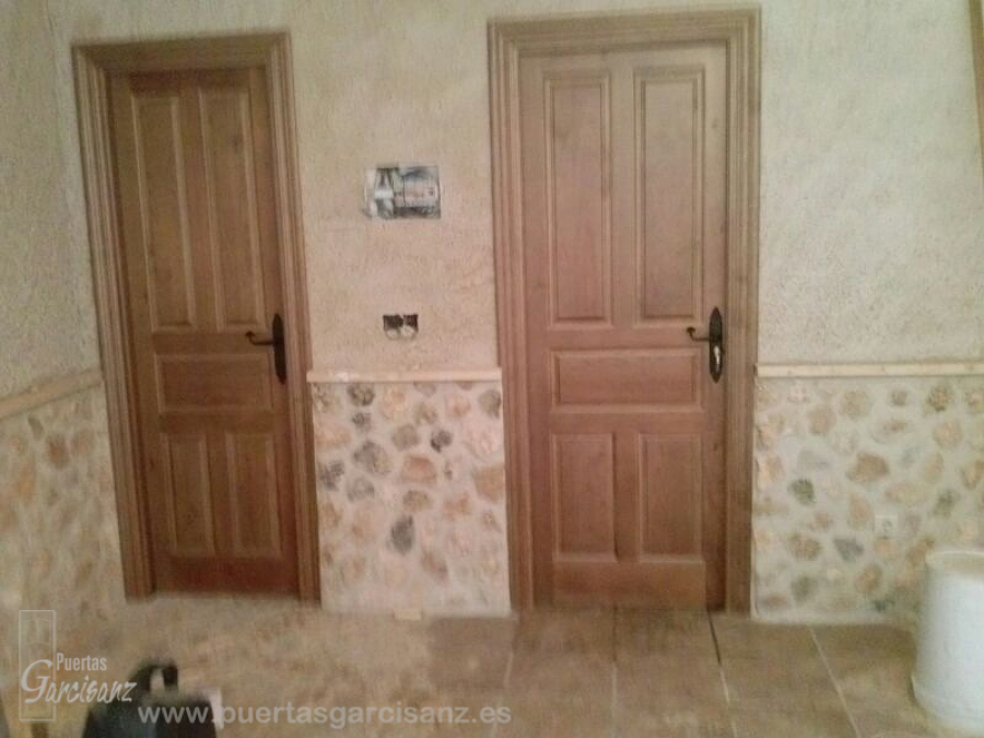 Foto: Puerta Rústica de Bodega Pino Teñido Color Nogal Claro de Puertas ...