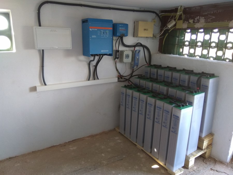 Foto: Baterias, Inversor... Instalación Fotovoltaica de Instalaciones ...