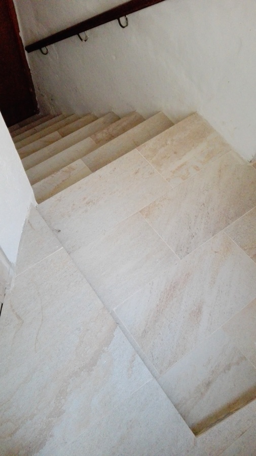 Foto: Escaleras desde arriba de Petit Català #1618111 - Habitissimo