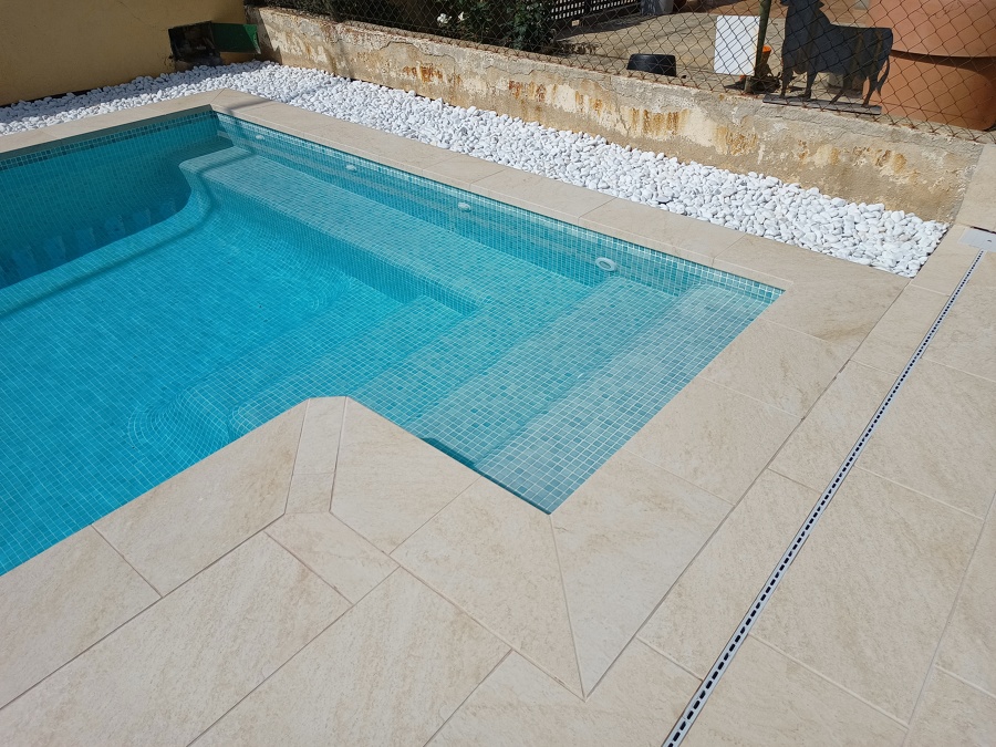 Foto: Piscina con Revestimiento Interior PS-40 de Reviglass y Playa Beige Stone de Gres de la ...