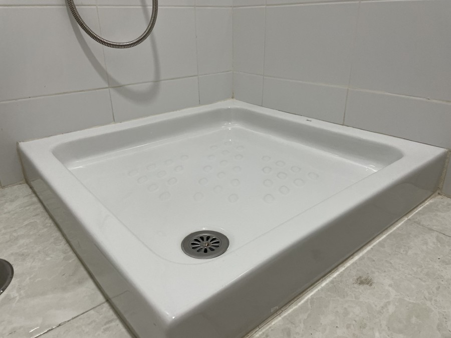 Foto: Instalación de Platos de Ducha Marca Roca de Fongrif Fontanero ...