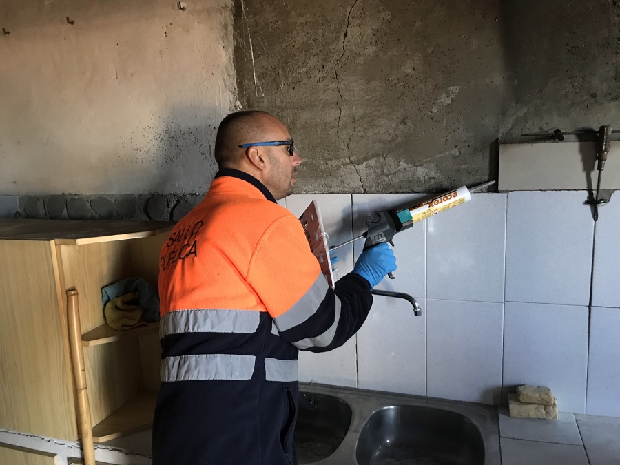 Foto: Aplicación de Gel con Insecticida para Cucarachas de Campos ...