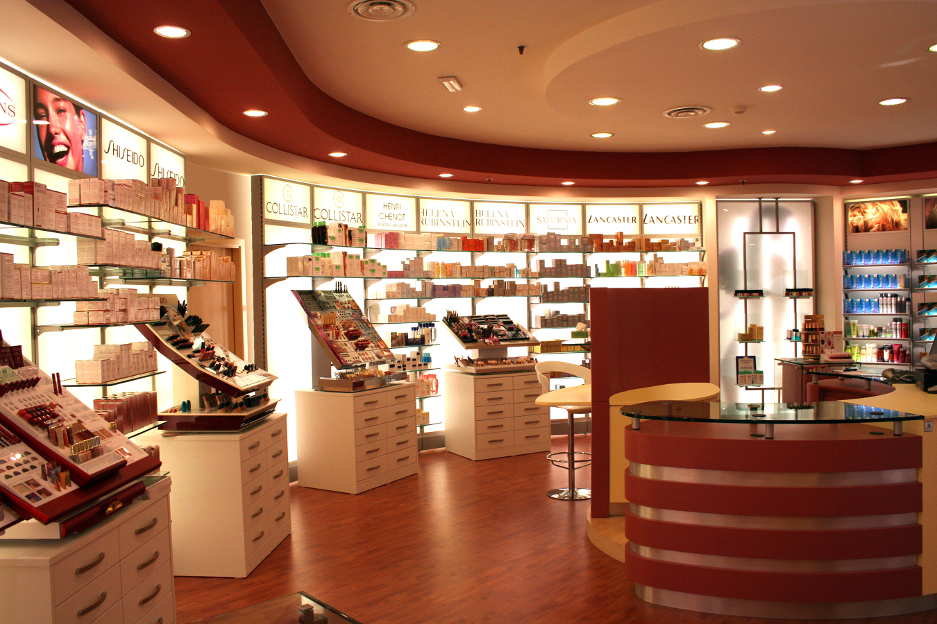 Foto: Perfumeria y Cosmeticos de Decora2 #272296 - Habitissimo