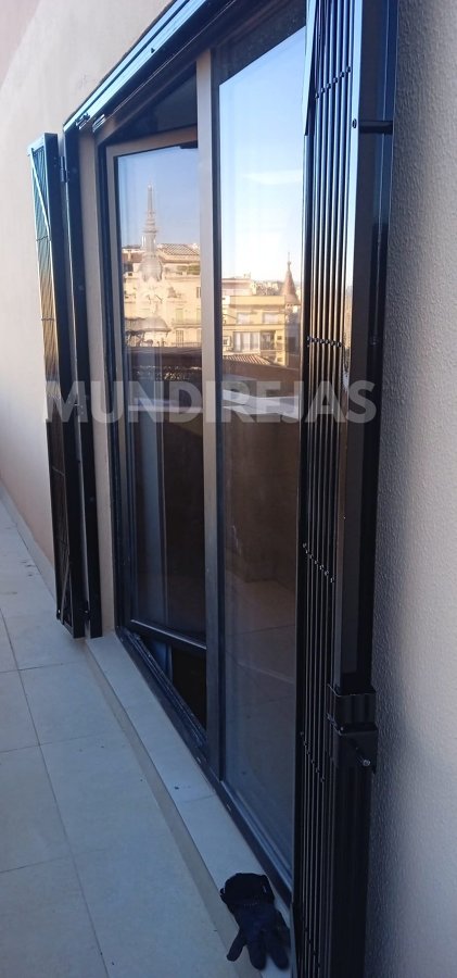 Foto: Reja Extensible Negra Abierta de Mundirejas #3528461 - Habitissimo