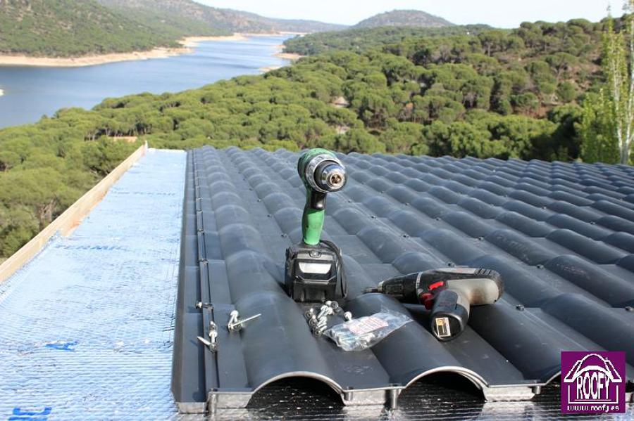 Foto: Teja Plástica Negra de Tejas Roofy #455371 - Habitissimo