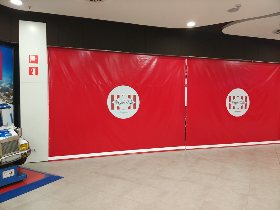 Foto: Toldo Vertical PVC Rotulado TCHexteriores de Tch Exteriores ...