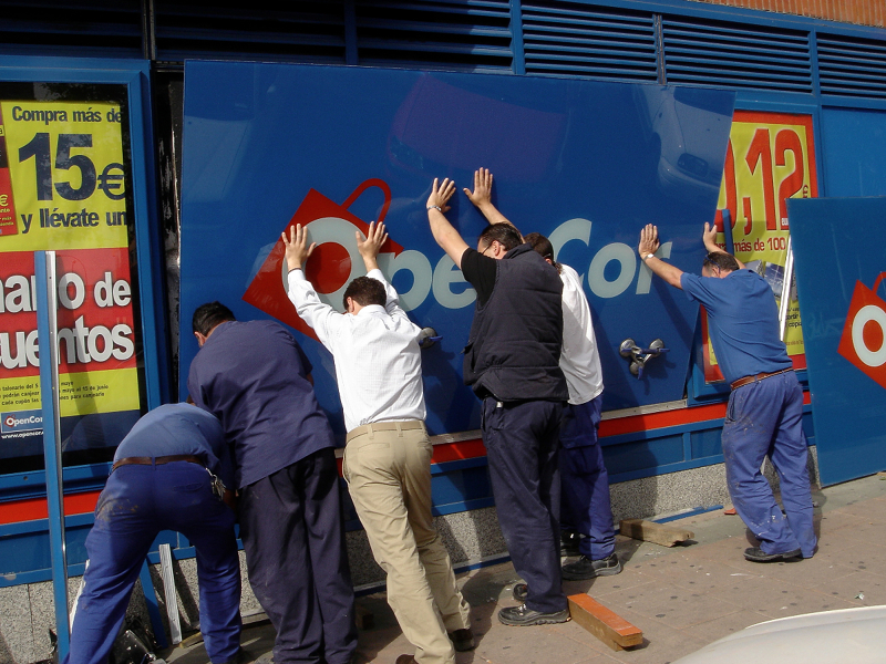 Foto: Colocación de Escaparate de Opencor de Alter Orbis Obras y ...