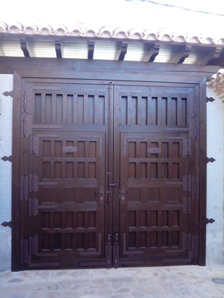 Foto: Portón Patio de Muebles Jorge Martín Alcantara #2023837 - Habitissimo