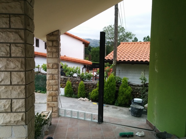 Foto: Creación de Muro de Pavés para Proteger del Viento. de MAU ...