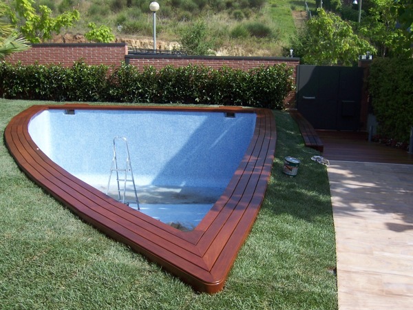 Foto: Tarima Exterior en Borde de Piscina Triangular de Pintparket ...
