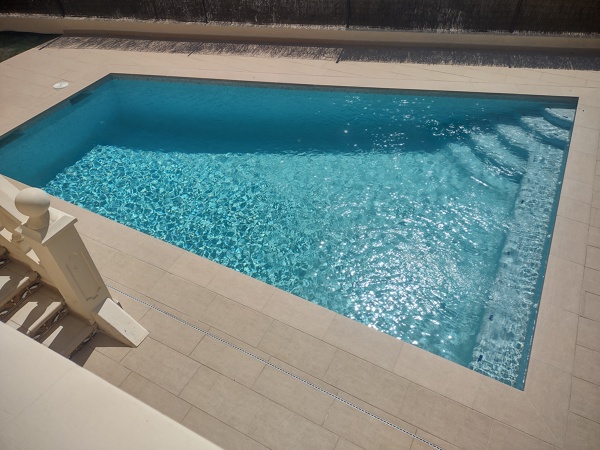 Foto: Piscina con Entorno Porcelánico Beige y Gresite PS-40 de Reviglass. de Technical Twater ...