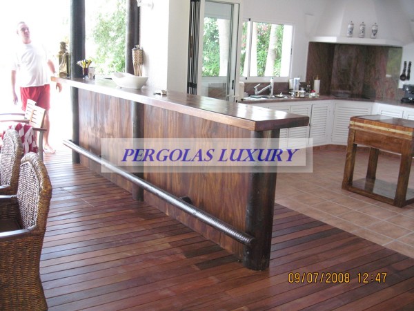 Foto: Tarima de Madera con Barra de Madera de Pergolasluxury #1229096 ...