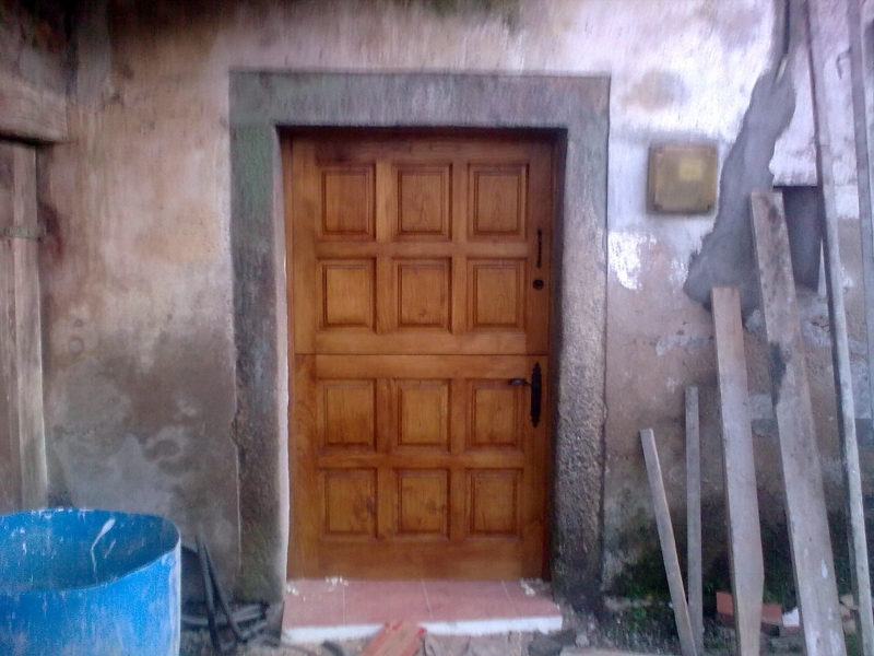 Foto: Puerta y Postigo en Castaño de Carpintería Juan Carlos #150670 ...