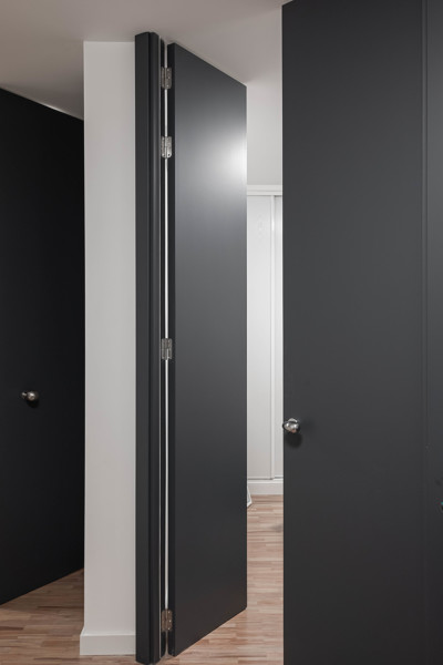 Foto: Puertas de Suelo a Techo para Aprovechar la Gran Altura de Este ...