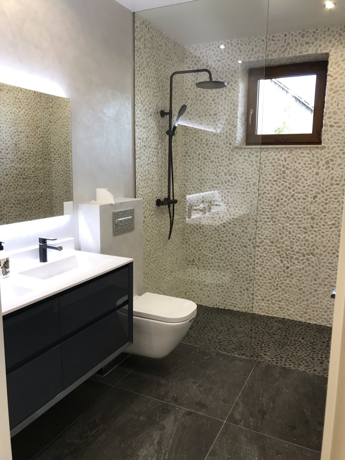 Foto: Baño con Plato Ducha Alicatado con Piedra Rio Blanco de Const ...