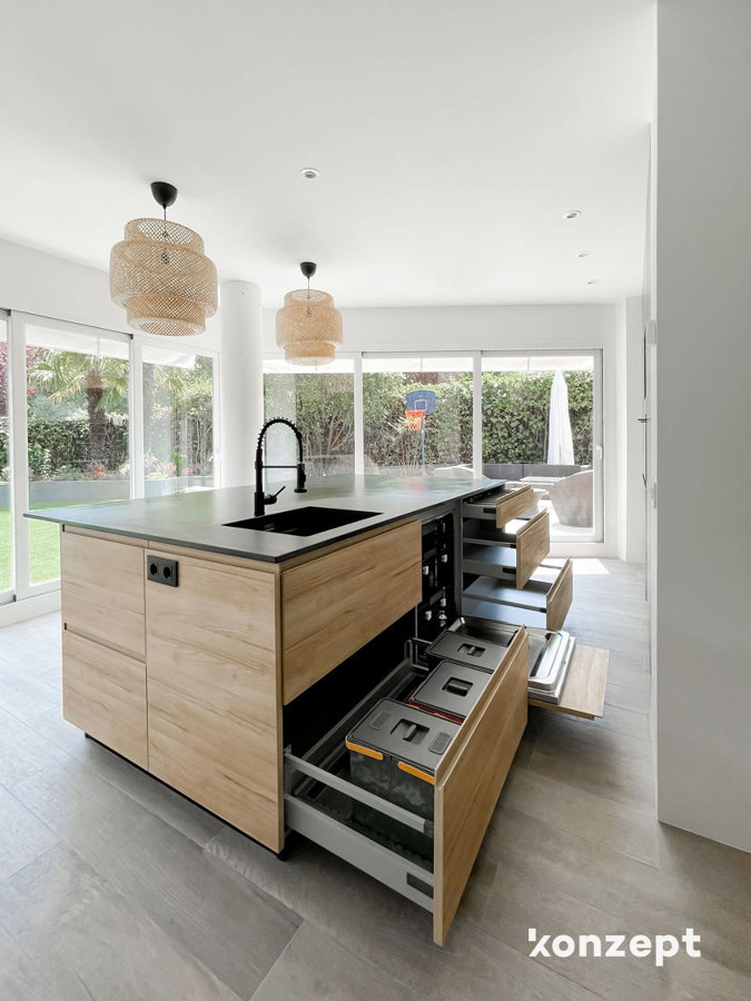 Foto: Cocina con Isla Color Negro y Madera de Konzept Arquitectura y ...