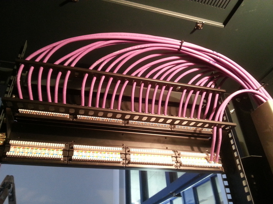 Foto: Conexión Cables UTP en Rack de Eléctrica Santiago #770465 ...