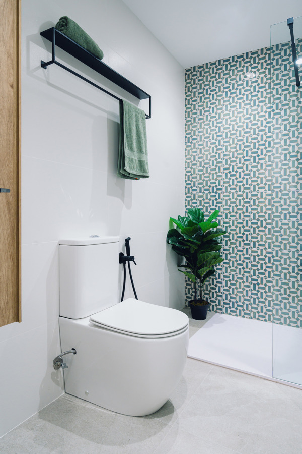 Foto: Mini Piso en Madrid: Diseño de Baño Pequeño de Inspiración Al ...