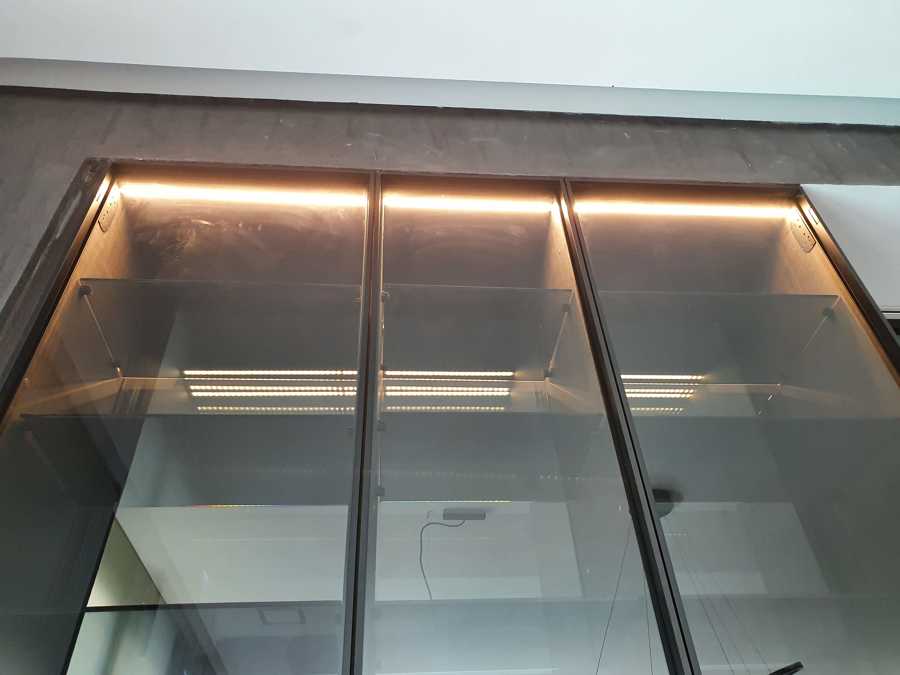 Foto: Instalación de Iluminación Led en Mueble Vitrina de Orkaled ...