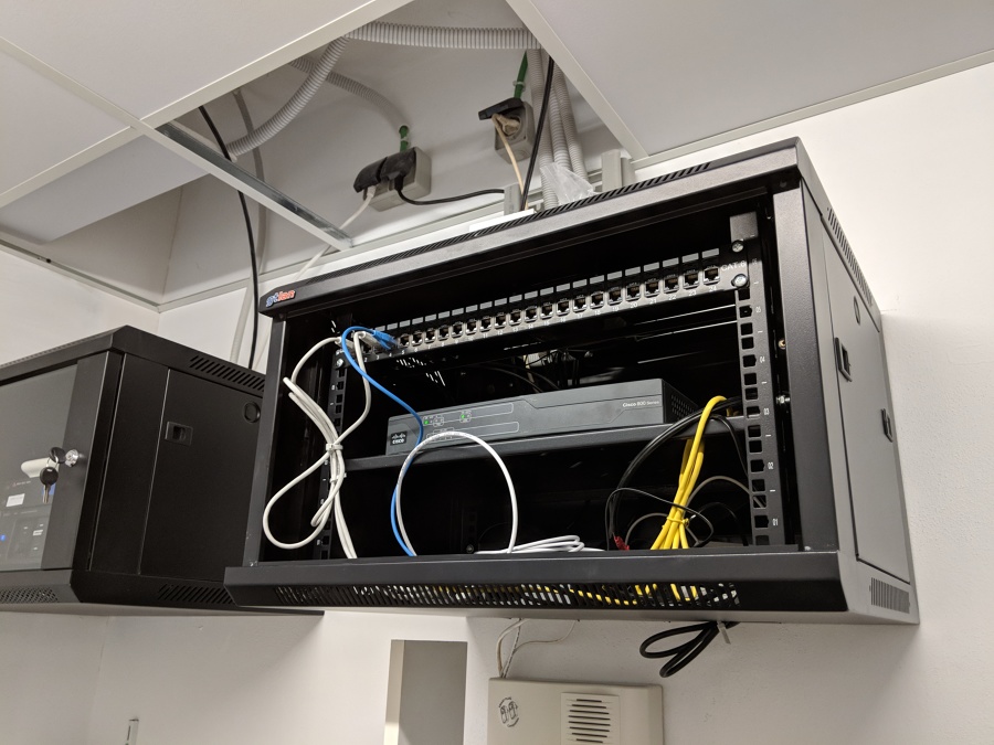 Foto: Montaje Rack y Puestos de Trabajo. Cableado Comprobado. de Coseb ...