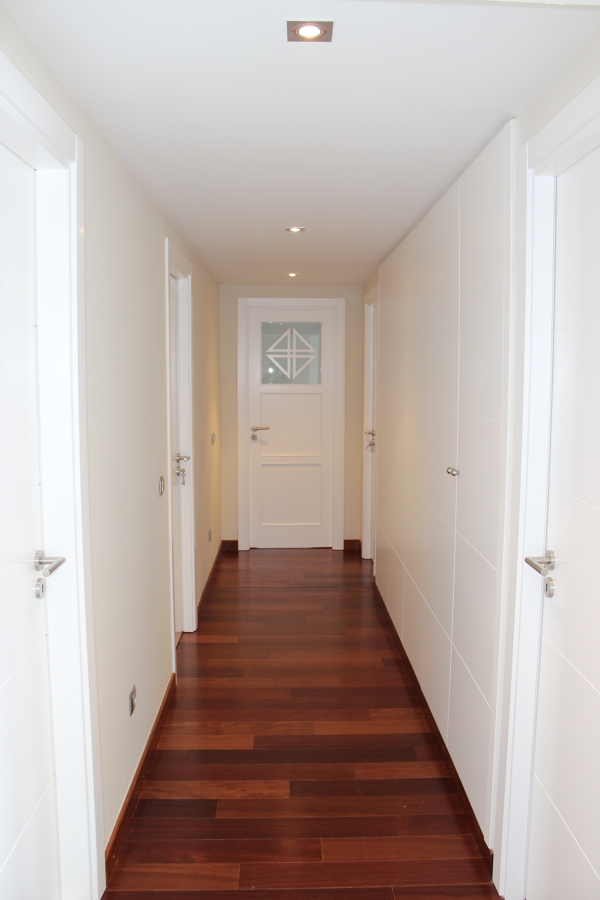 Foto: Pasillo con Puertas Diseñadas Personalmente de Endekora #976182 ...