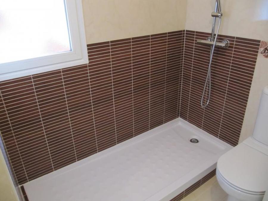 Foto: Plato Ducha con Estante Empotrado de Deco Construcciones #1920236 ...