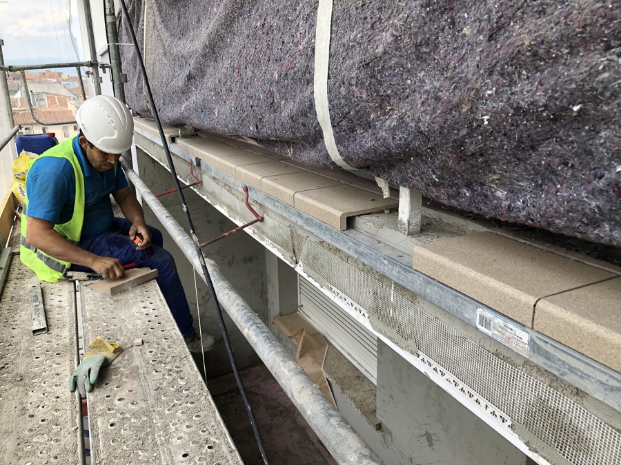 Foto: Proceso de Colocación de Vierte Aguas. de Breico #2785671 ...