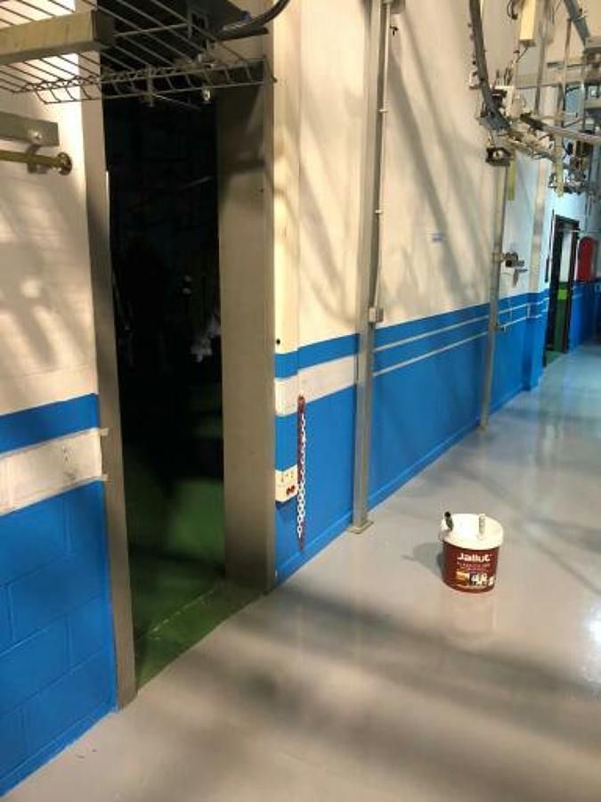 Foto: Proceso Pintado de Zócalo con Esmalte Al Agua Color Azul de Mundo ...