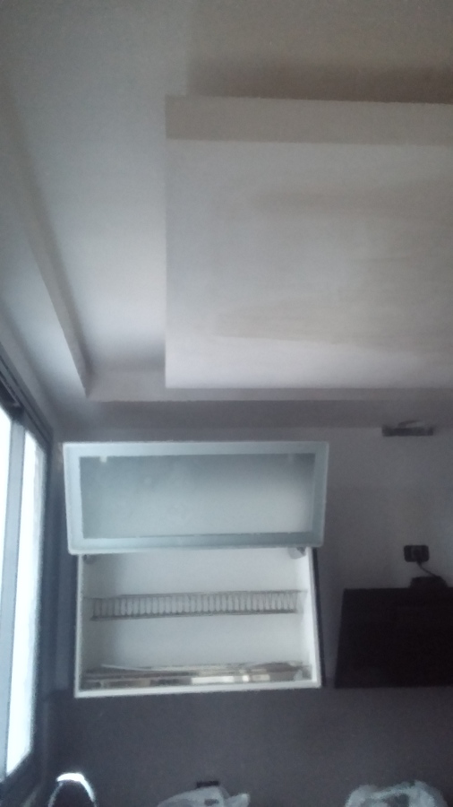 Foto: Techo Descolgado y Preparado para Iluminarse por encima. de Yesos ...