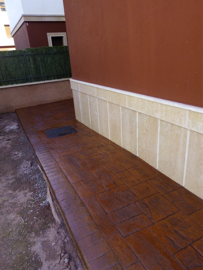 Foto: Zona Perimetral de la Vivienda con Cenefa en el Perímetro y ...