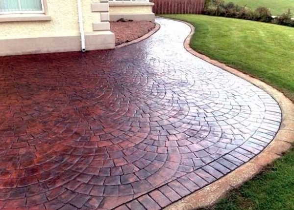 Foto: Acera Rodeando Vivienda de Denimpres Pavimentos Decorativos ...