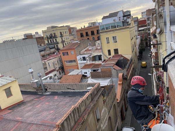 Foto: Colocación de Malla de Protección con Trabajos Verticales y ...