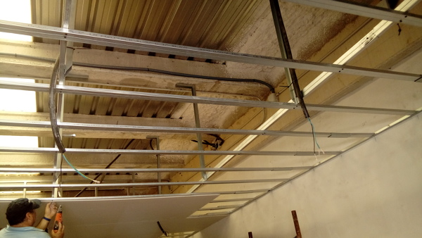Foto: Colocacion del Falso Techo de Contec Proyectos y Obras #1597165 ...