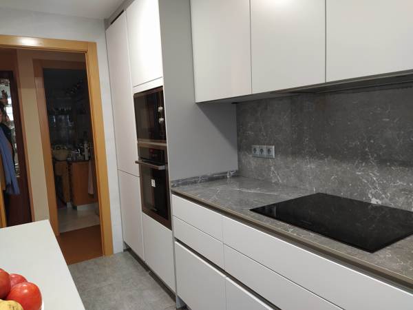 Foto: Columna + Nevera Integrada de Reformas Integrales Alex León ...