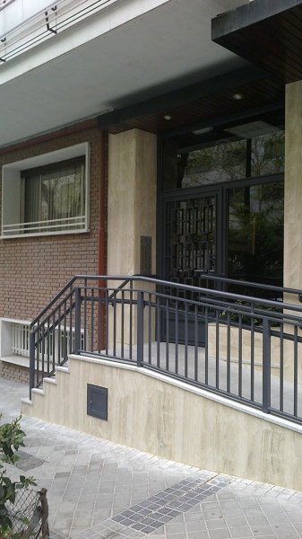 Foto: Conjunto Rampa Accesible y Escalera de Gestion Tecnica Y ...