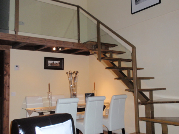 Foto: Escalera de Acceso a Entreplanta, Formada por Estudio y ...