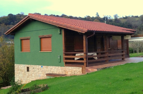 Foto: Fachada con Porche de Casas Rusticas De Camijanes S.l. #1022592 ...