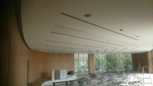 Foto: Falso Techo Liso con Franjas Acusticas Perforadas de Proplac ...