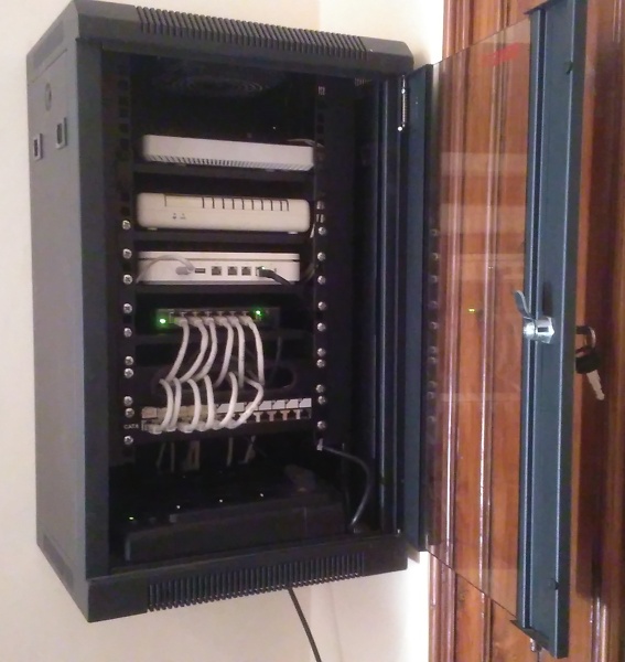 Foto: Gabinete de Platafora de Red LAN para Hogar Digital. de Ps ...