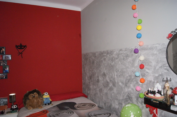 Foto: Habitación con Combinación de Rojo y Grises de Pintura Y ...