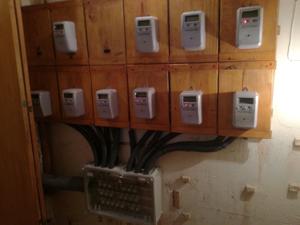 Foto: Limpieza y Mejora del Panel de Contadores de Electricidad ...