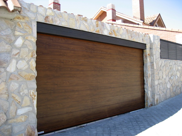 Foto: Puerta Seccional de Monjeca Instalaciones Y Mantenimientos ...